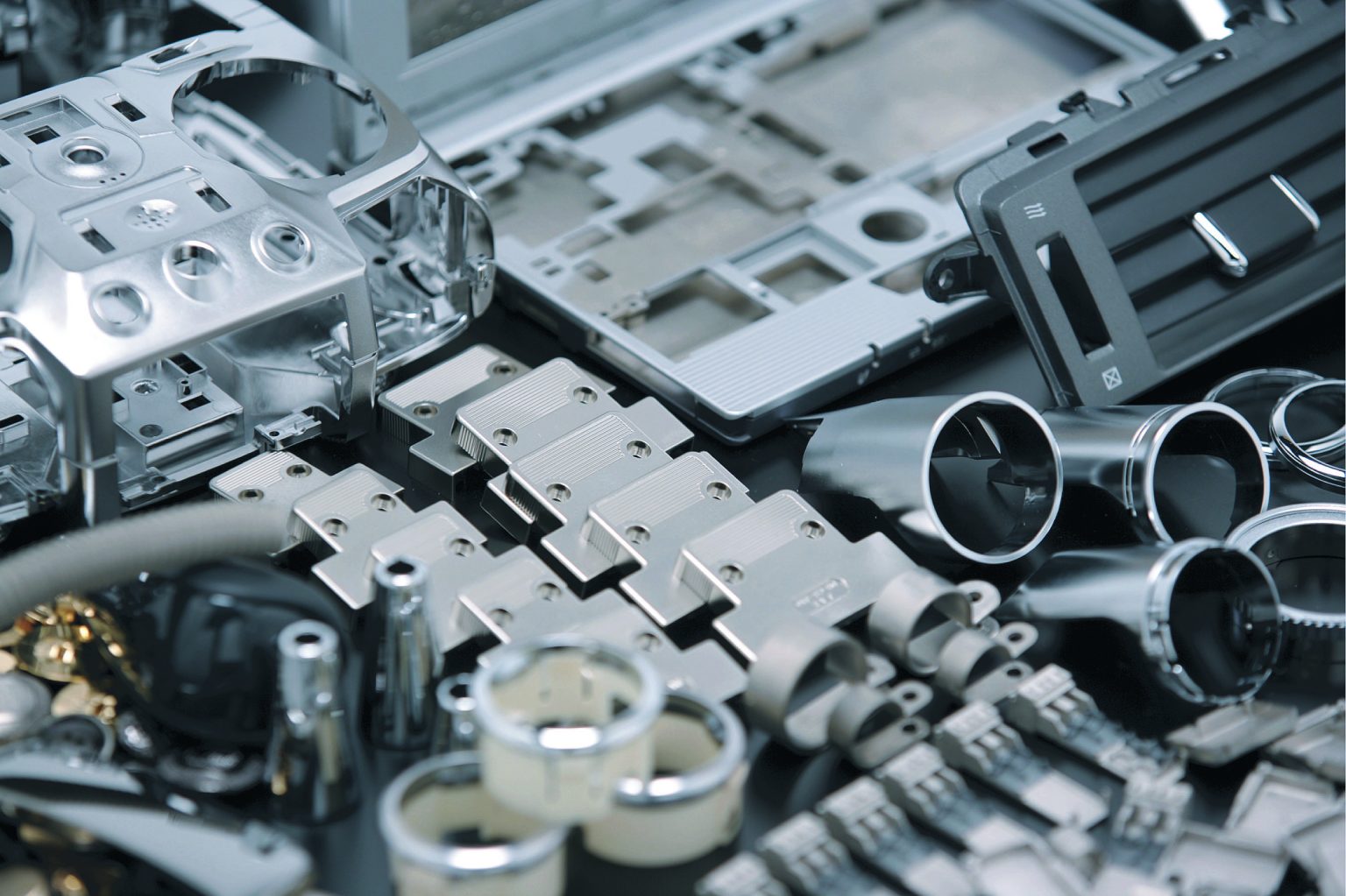 自動車部品の樹脂化とは？需要の背景やメリット、付加価値を高めるめっき技術を解説 - 塚田理研工業株式会社